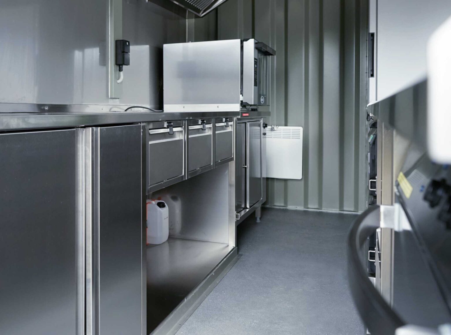 Looking for a food truck? Buy a walkingboxes food trailer!